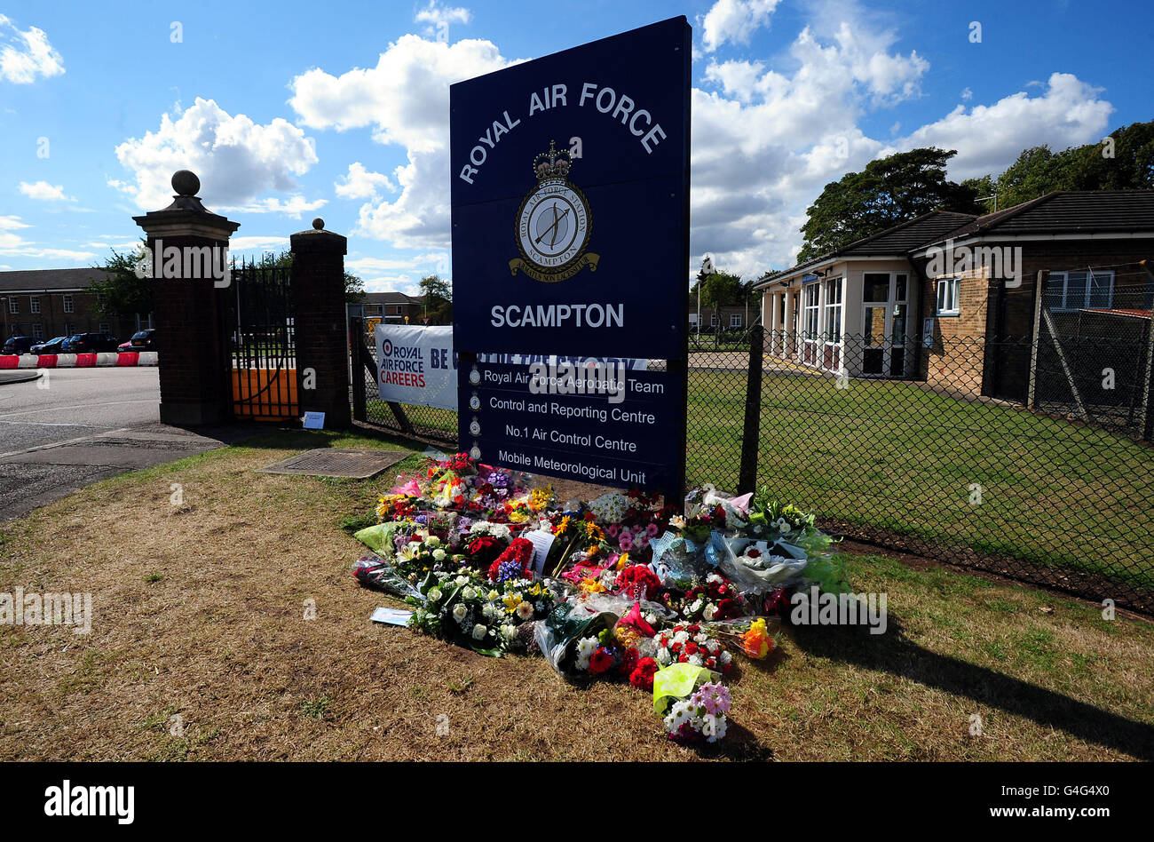 Flowers tributes at RAF Scampton, Lincolnshire Stock Photo - Alamy