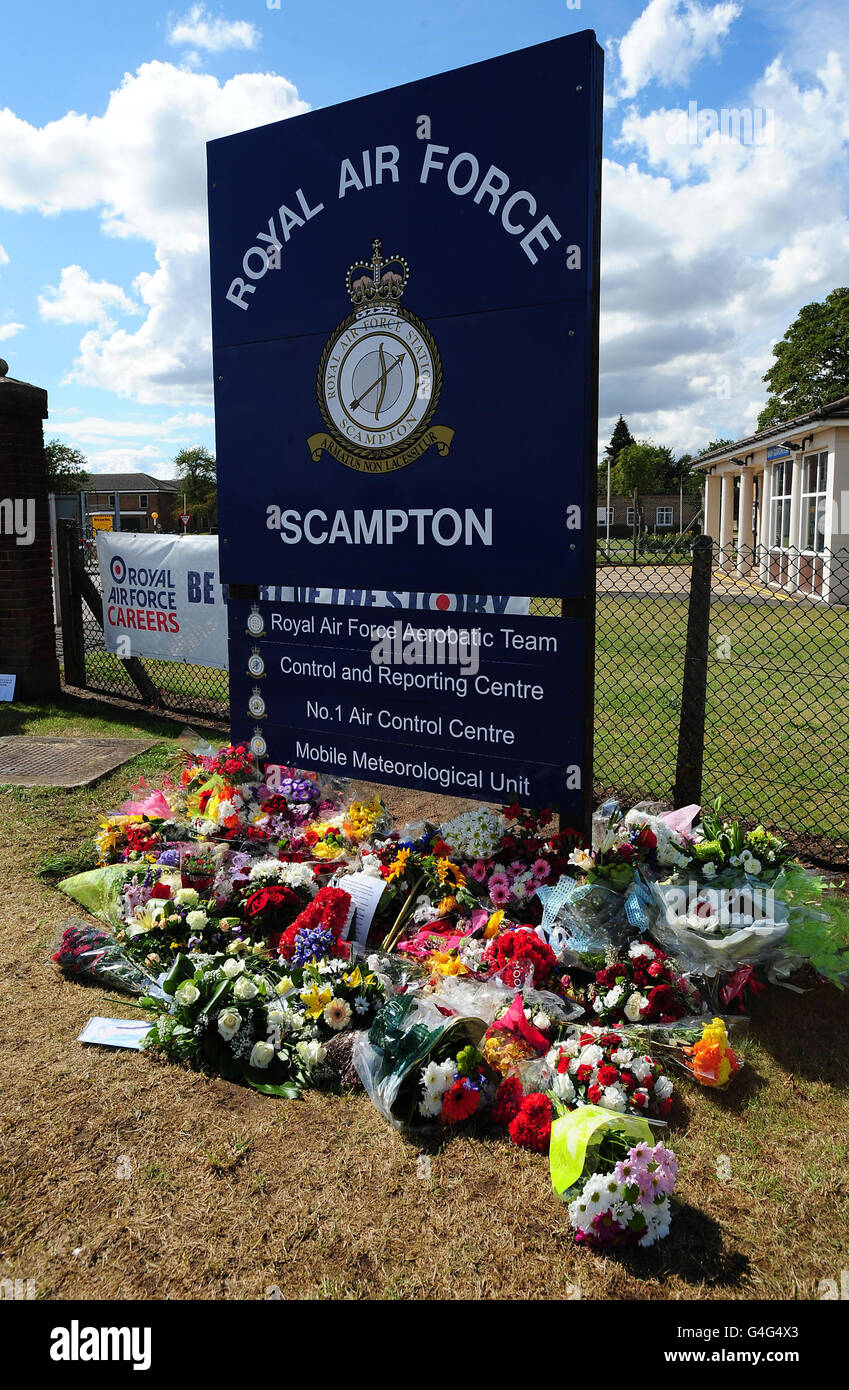 Flowers tributes at RAF Scampton, Lincolnshire Stock Photo - Alamy