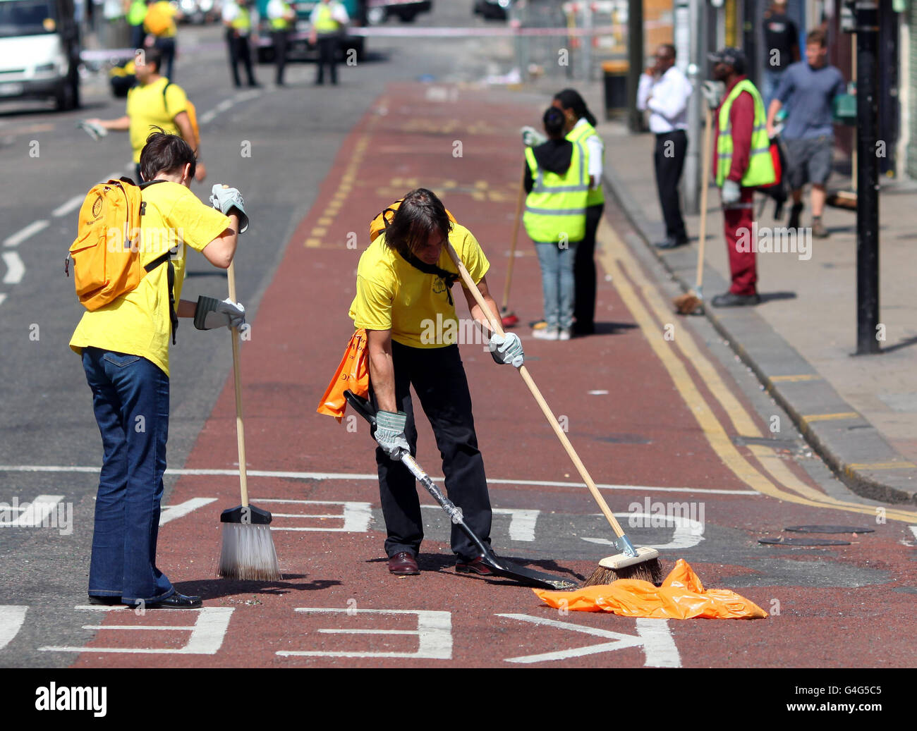 Local volunteers help the clean-up operation on London Road, Croydon ...