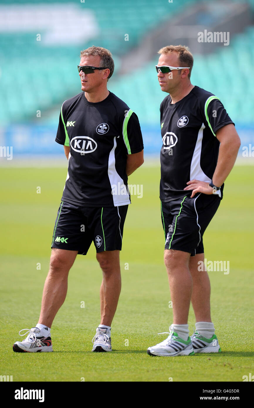 Surrey coach Alec Stewart (l) with Head Coach Chris Adams Stock Photo ...