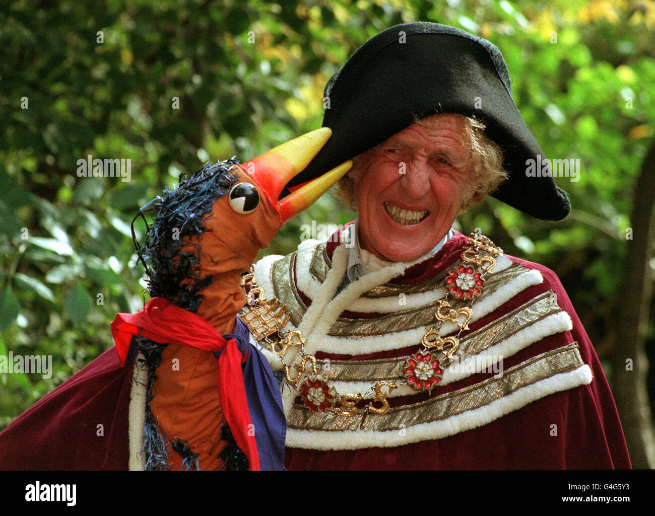 Puss in boots pantomime hi-res stock photography and images - Alamy