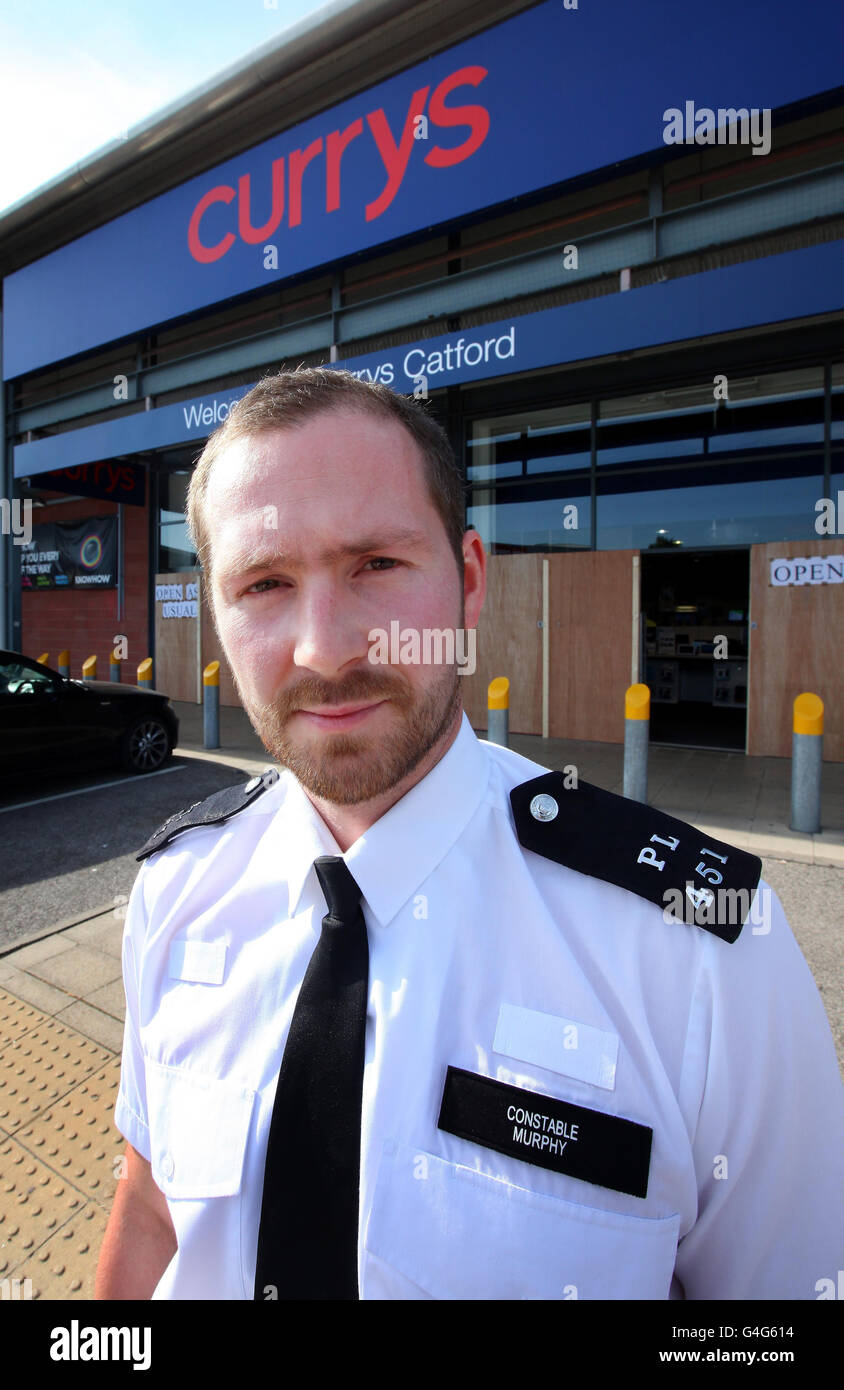 Metropolitan riot police officer hi-res stock photography and images ...