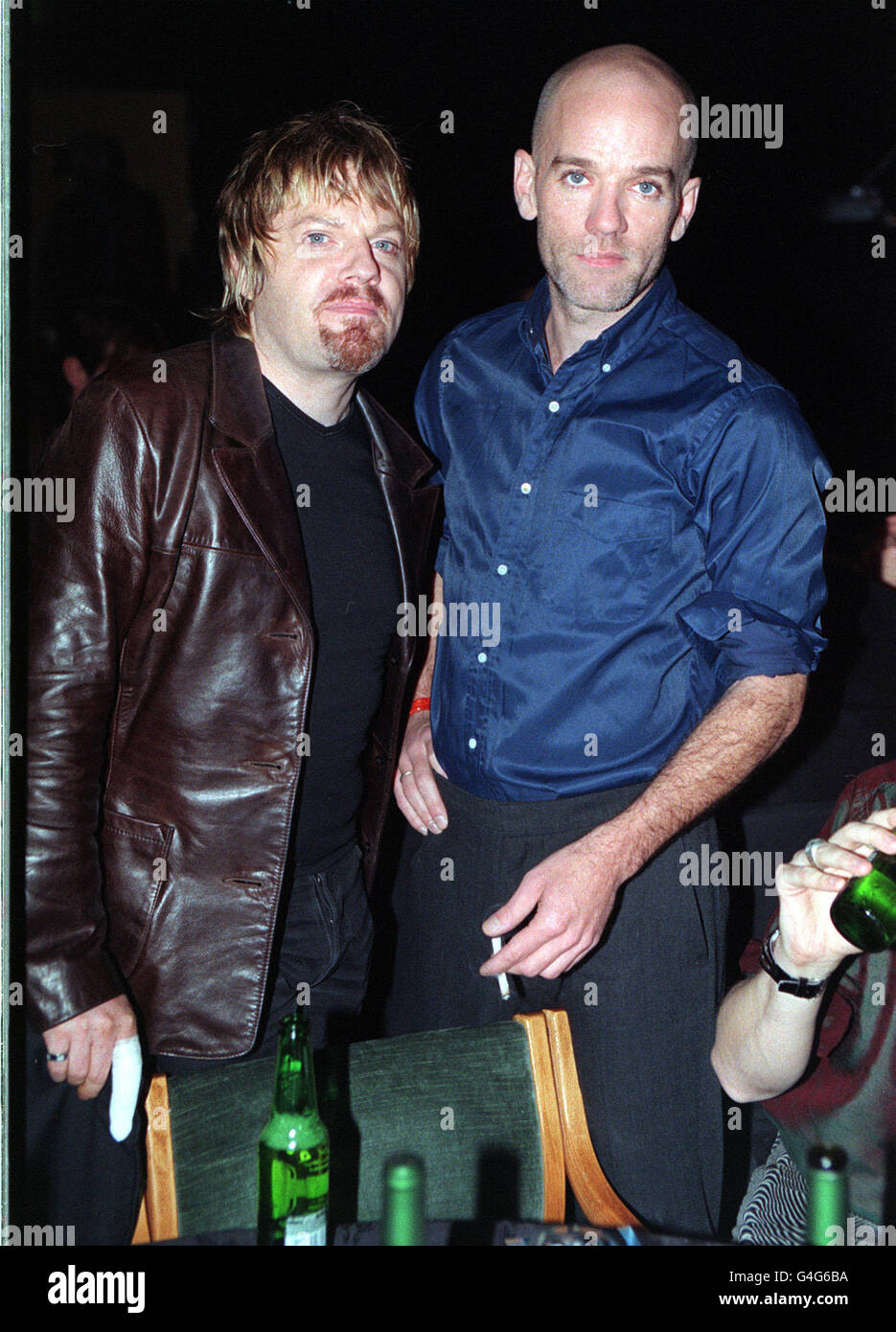 PA NEWS PHOTO 30/10/98 COMEDIAN EDDIE IZZARD (LEFT) WITH MICHAEL STIPE ...
