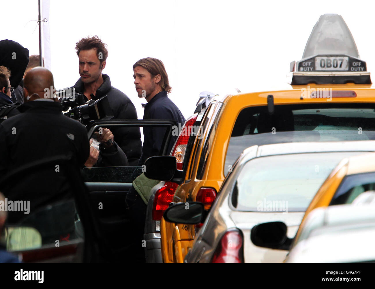 Brad pitt on set filming world war z george square hi-res stock ...