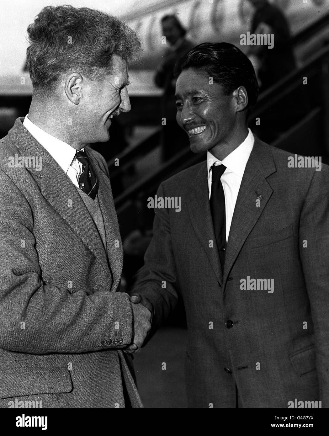 Edmund hillary tenzing everest Black and White Stock Photos & Images ...