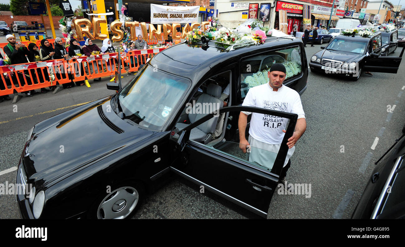 Shazad Ali and Abdul Musavir's brother Abdul Qudoos stops at the scene ...