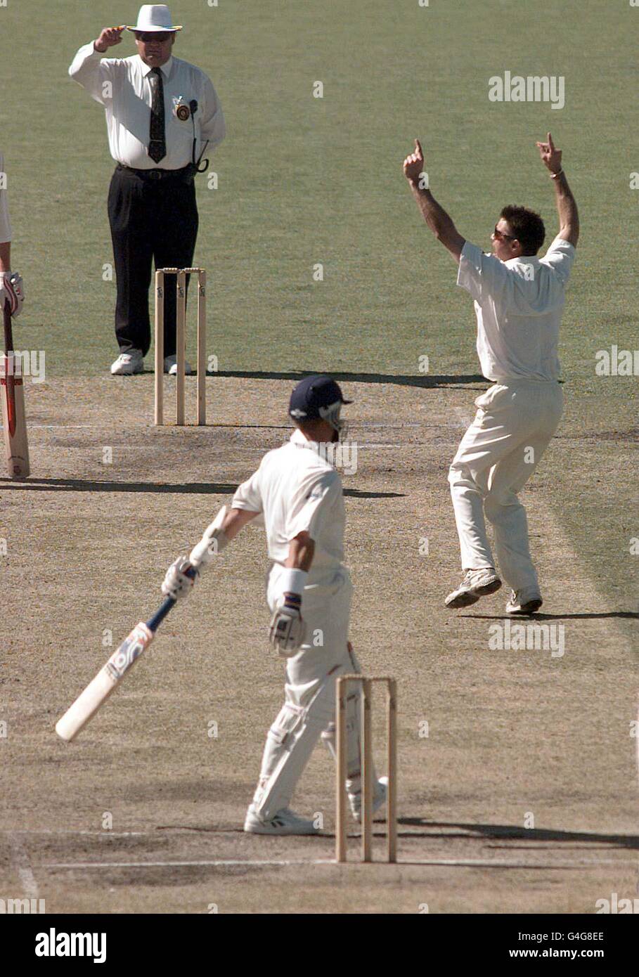 Umpire finger hi-res stock photography and images - Alamy