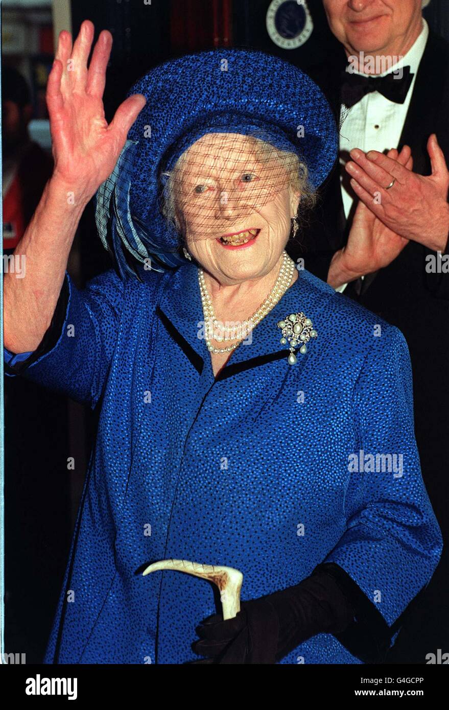 Queen mother noel coward statue hi-res stock photography and images - Alamy