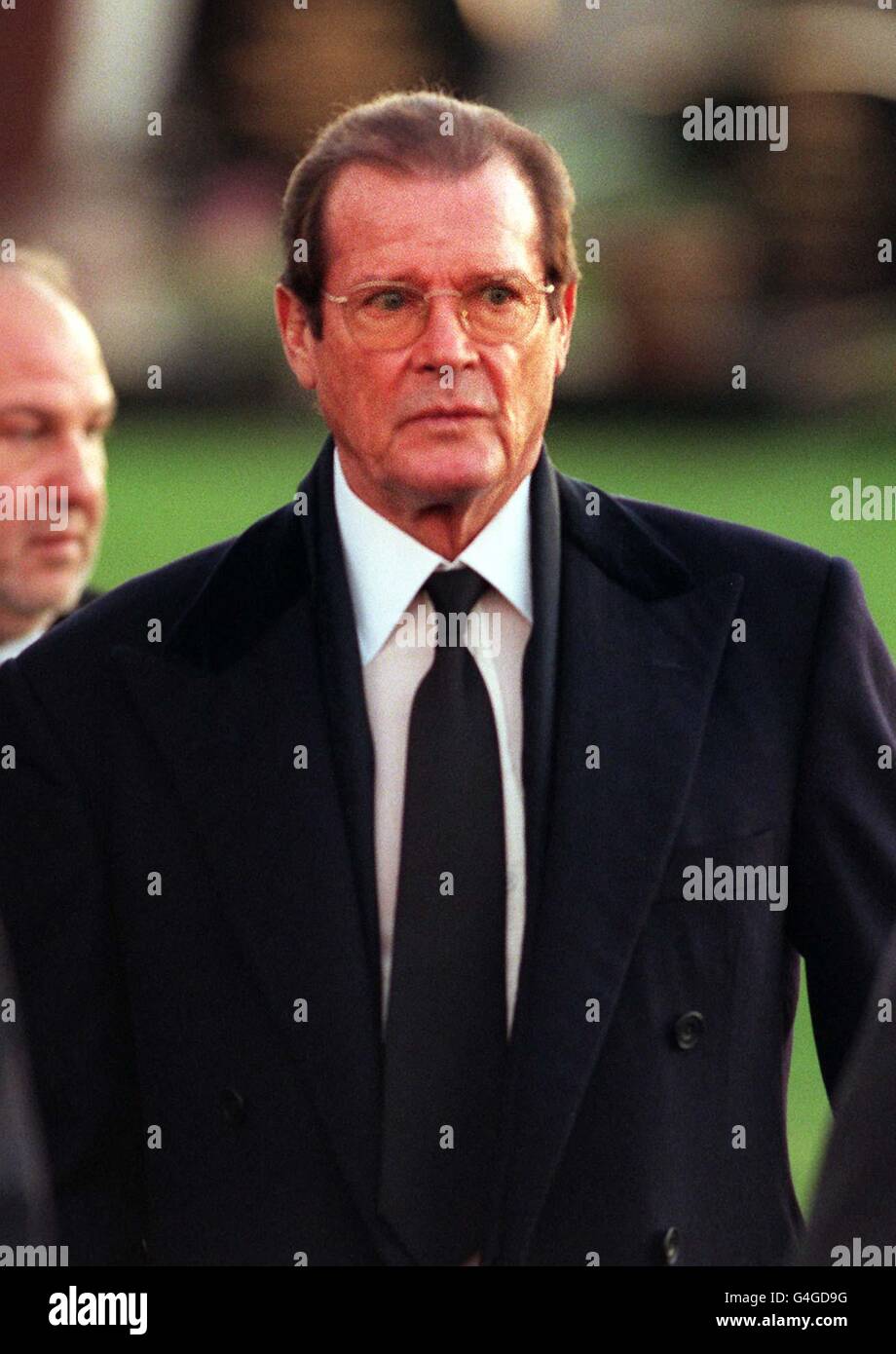 Actor Roger Moore arrives at Willesden Liberal Cemetery today December ...