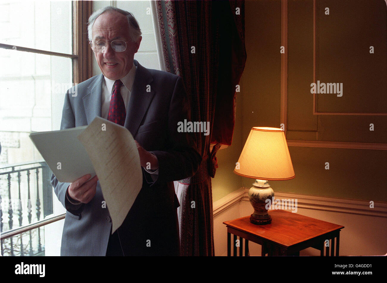 Scottish Secretary Donald Dewar celebrtaes in Dover House, in London's ...