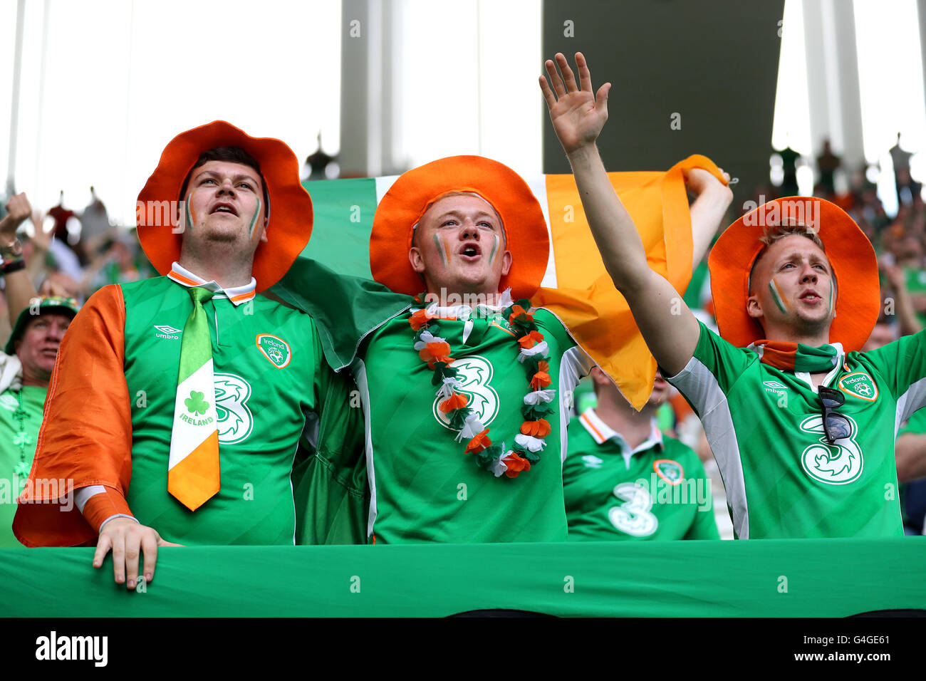 Republic ireland fans show support hi-res stock photography and images ...