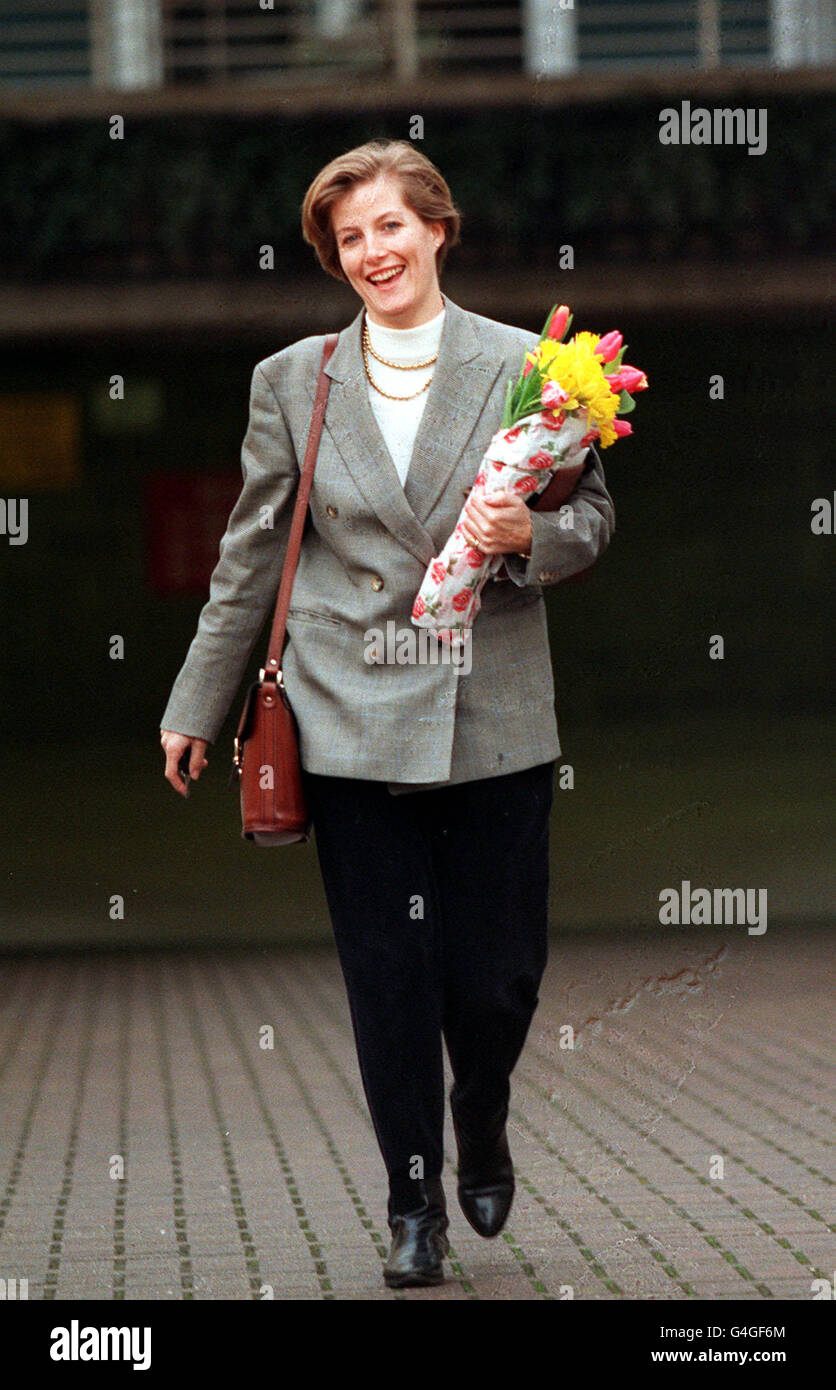 PA NEWS PHOTO 20/1/95 Sophie Rhys-Jones with a bunch of flowers as she ...