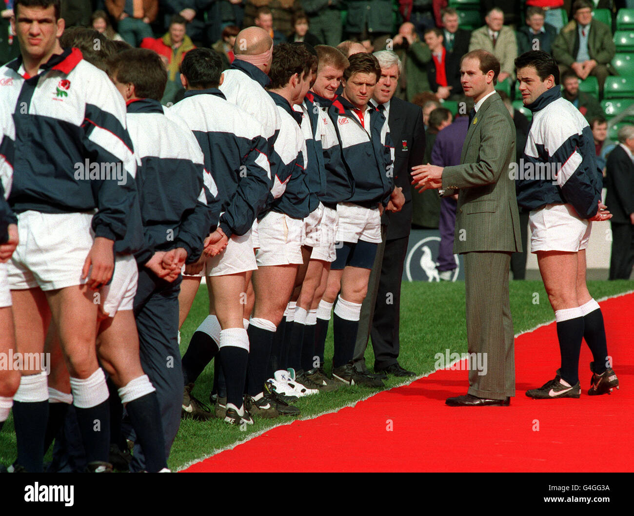 PA NEWS PHOTO 19/3/94 PRINCE EDWARD MEETS THE ENGLAND RUGBY SQUAD ...