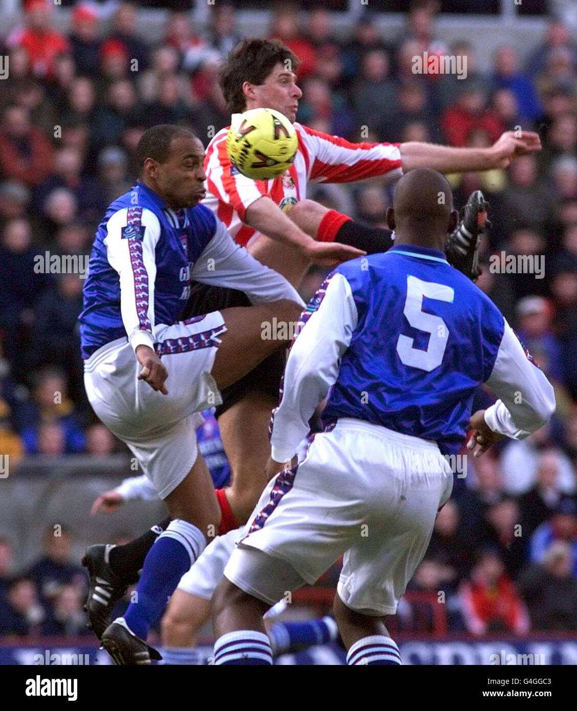 Quinn & Johnson jump for ball Stock Photo - Alamy