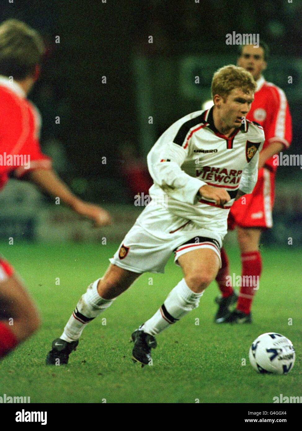 Manchester United's Paul Scholes goes past Aberdeen's Derek Whyte ...