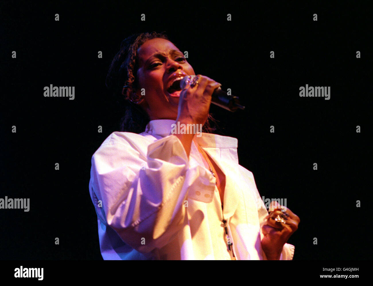 Singer desree hi-res stock photography and images - Alamy