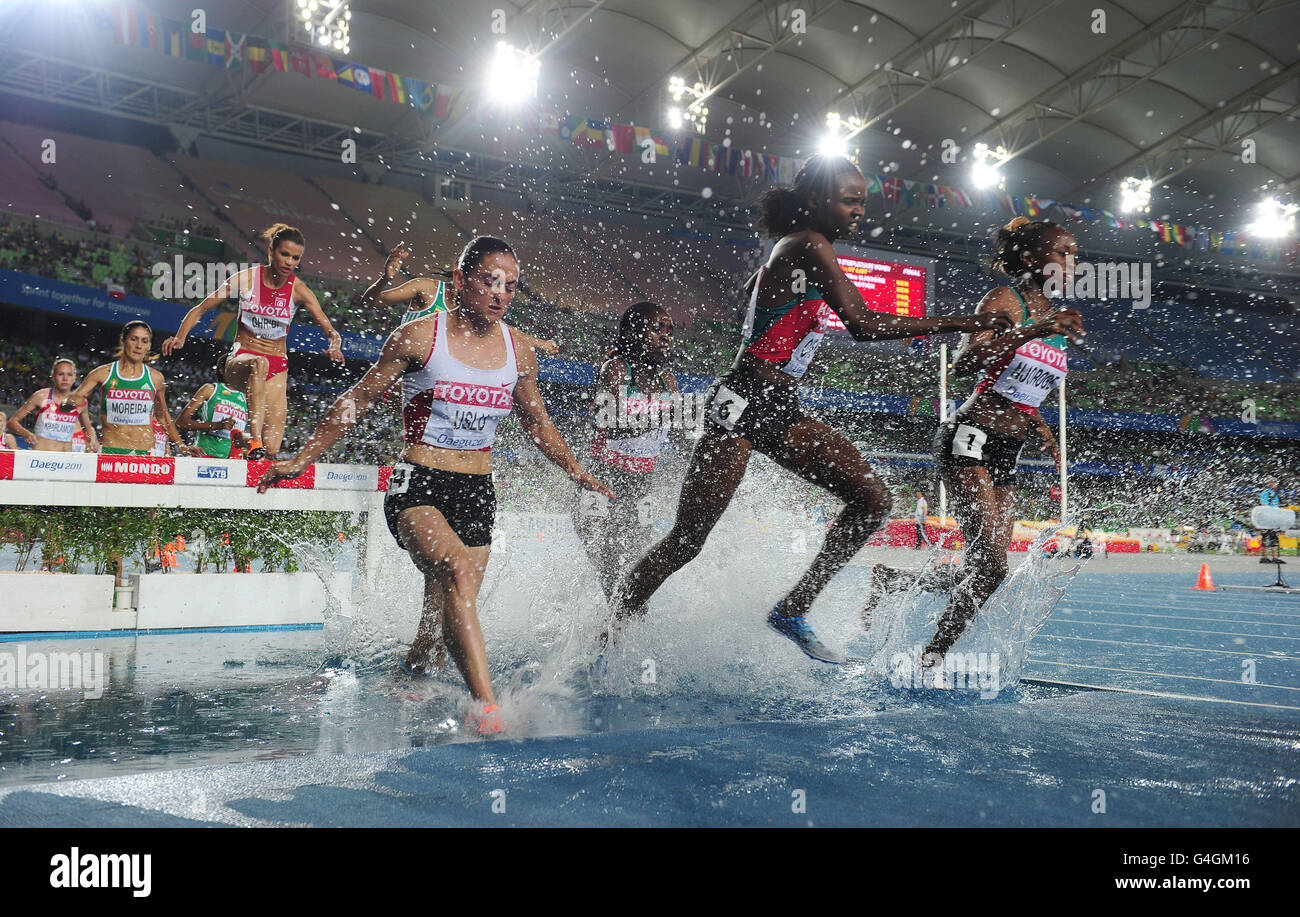Athletics water splash jump hurdle steeple hi-res stock photography and ...