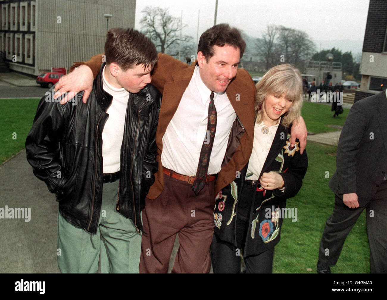 PA NEWS PHOTO 12/3/93 DEREK HATTON LEAVES COURT WITH WIFE SHIRLEY AND ...