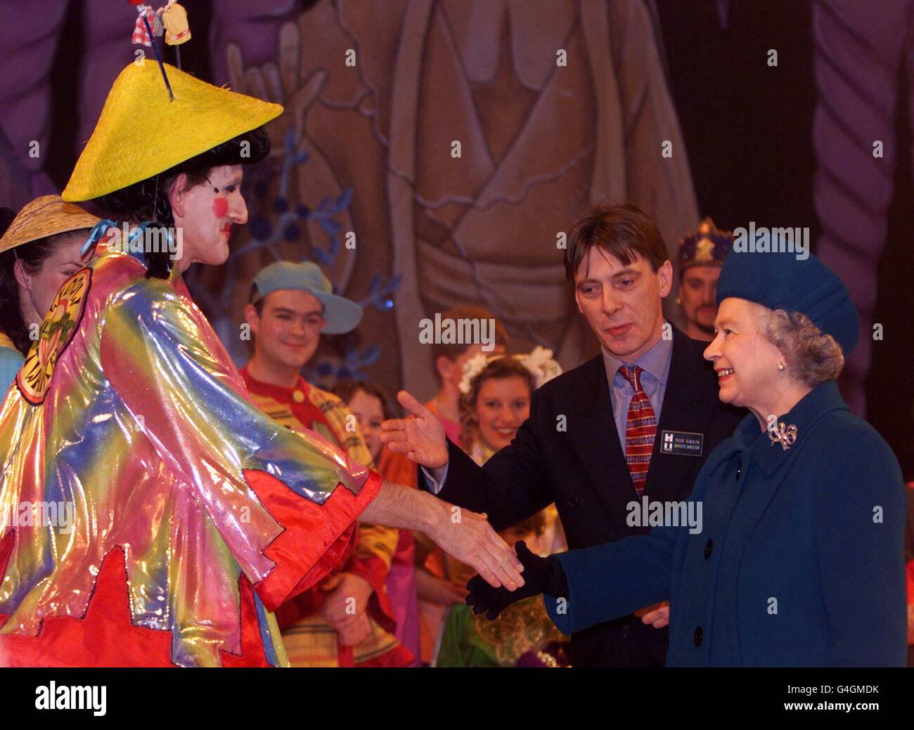 The queen meets cast members aladdin pantomime harrogate theatre hi-res ...