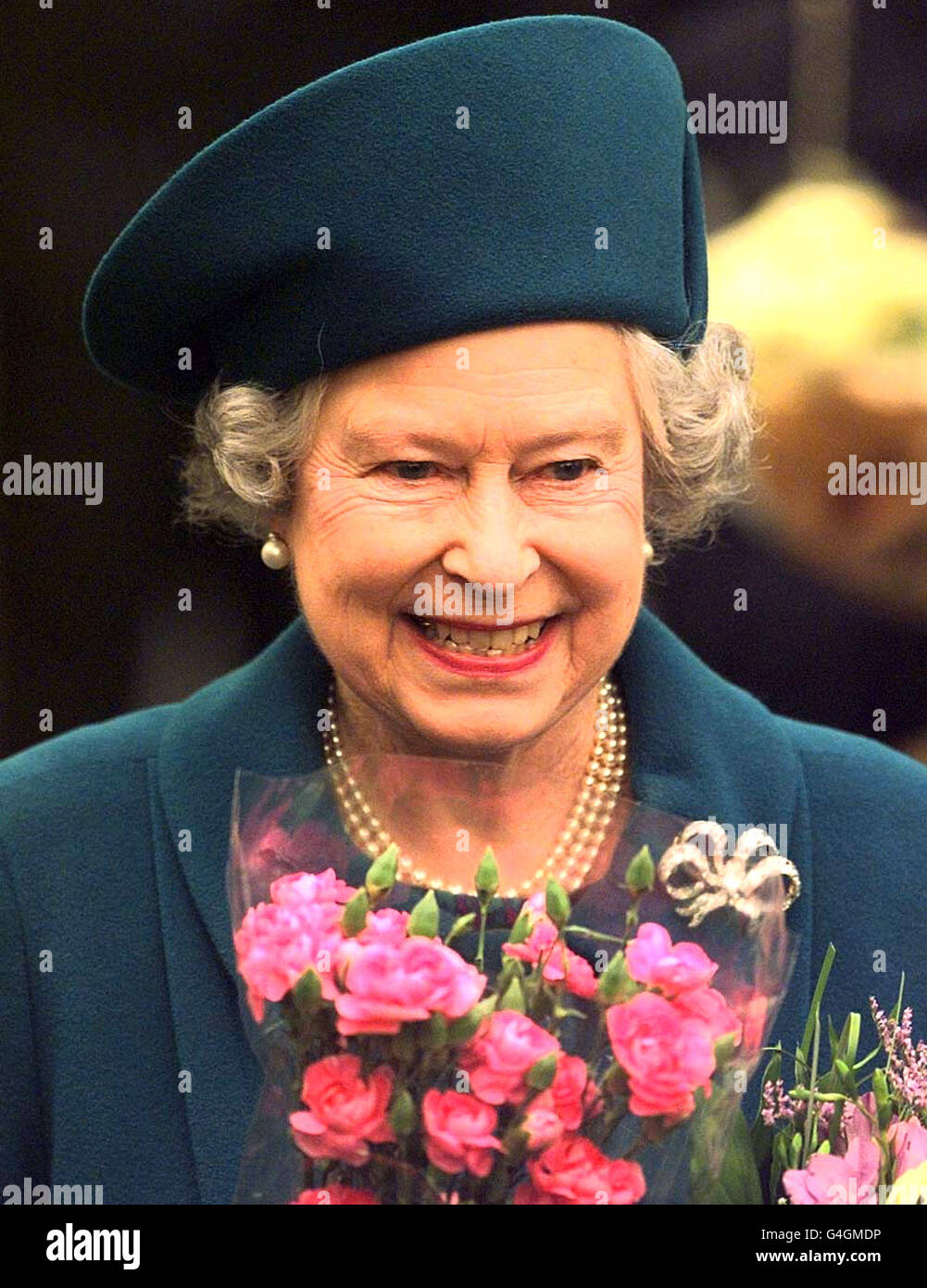 Queen elizabeth ii smiles during her walkabout in harrogate hi-res ...