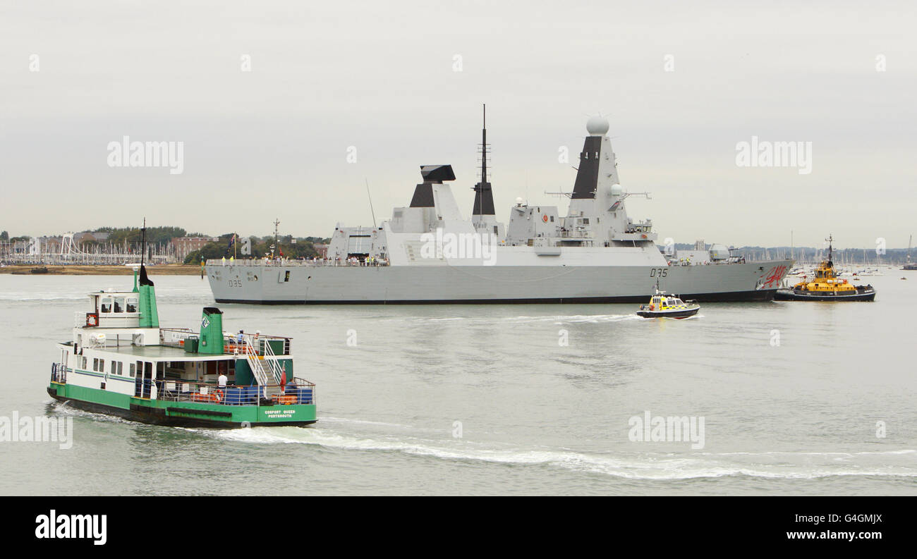The Royal Navy's newest warship, the Type 45 Destroyer HMS Dragon ...