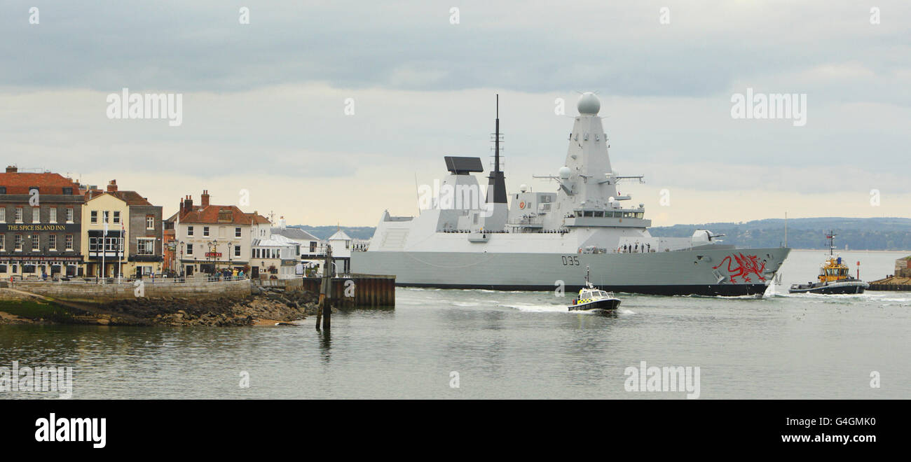 The Royal Navy's newest warship, the Type 45 Destroyer HMS Dragon ...