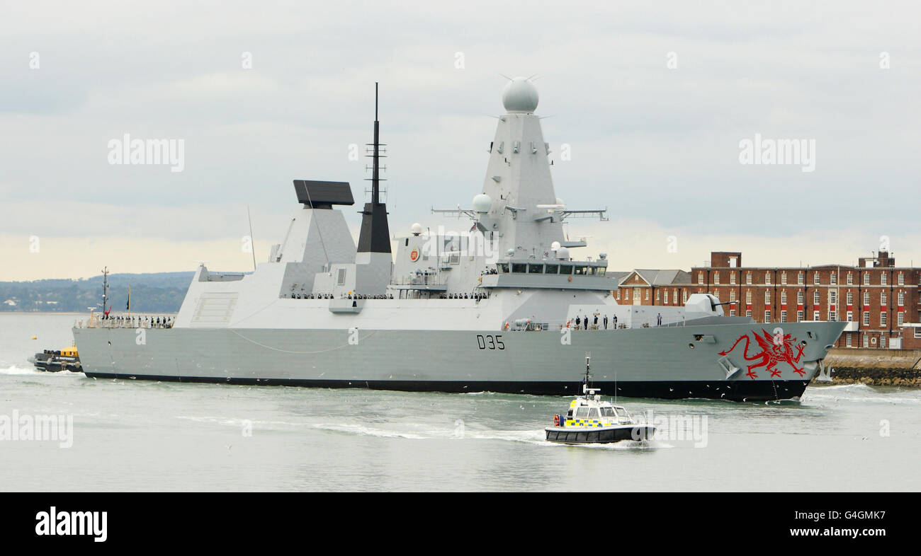 The Royal Navy's newest warship, the Type 45 Destroyer HMS Dragon ...