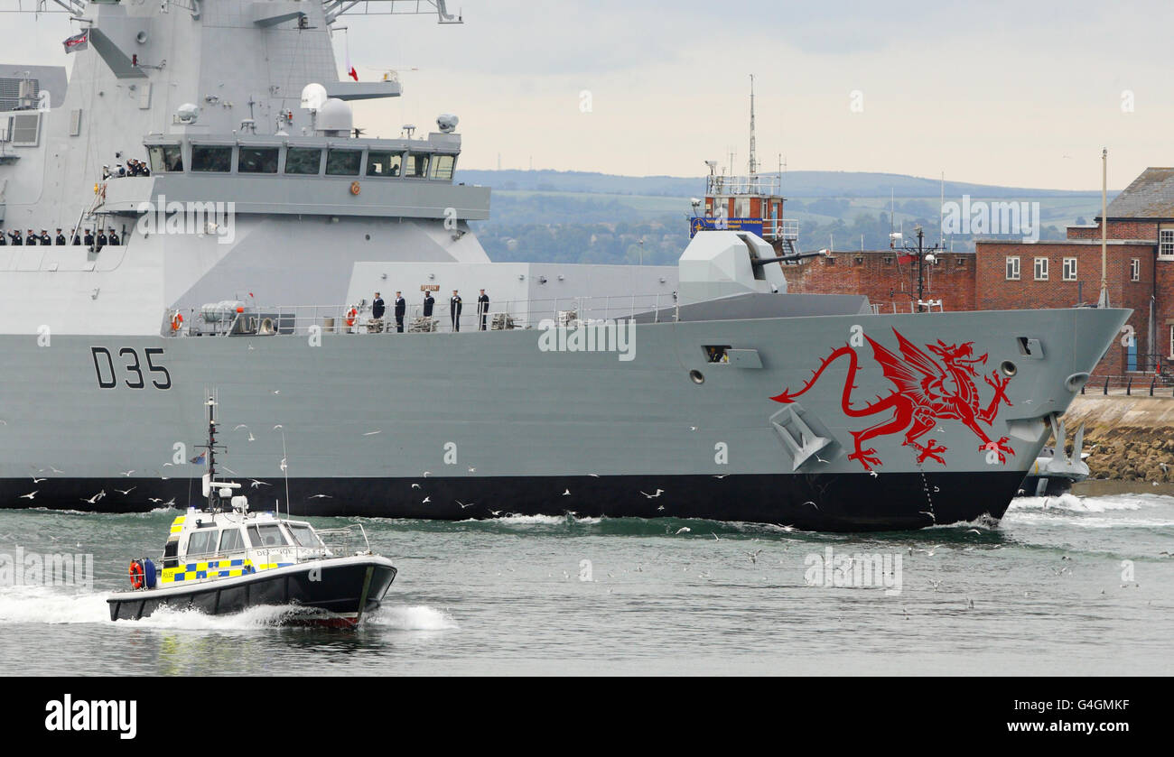 The Royal Navy's newest warship, the Type 45 Destroyer HMS Dragon ...