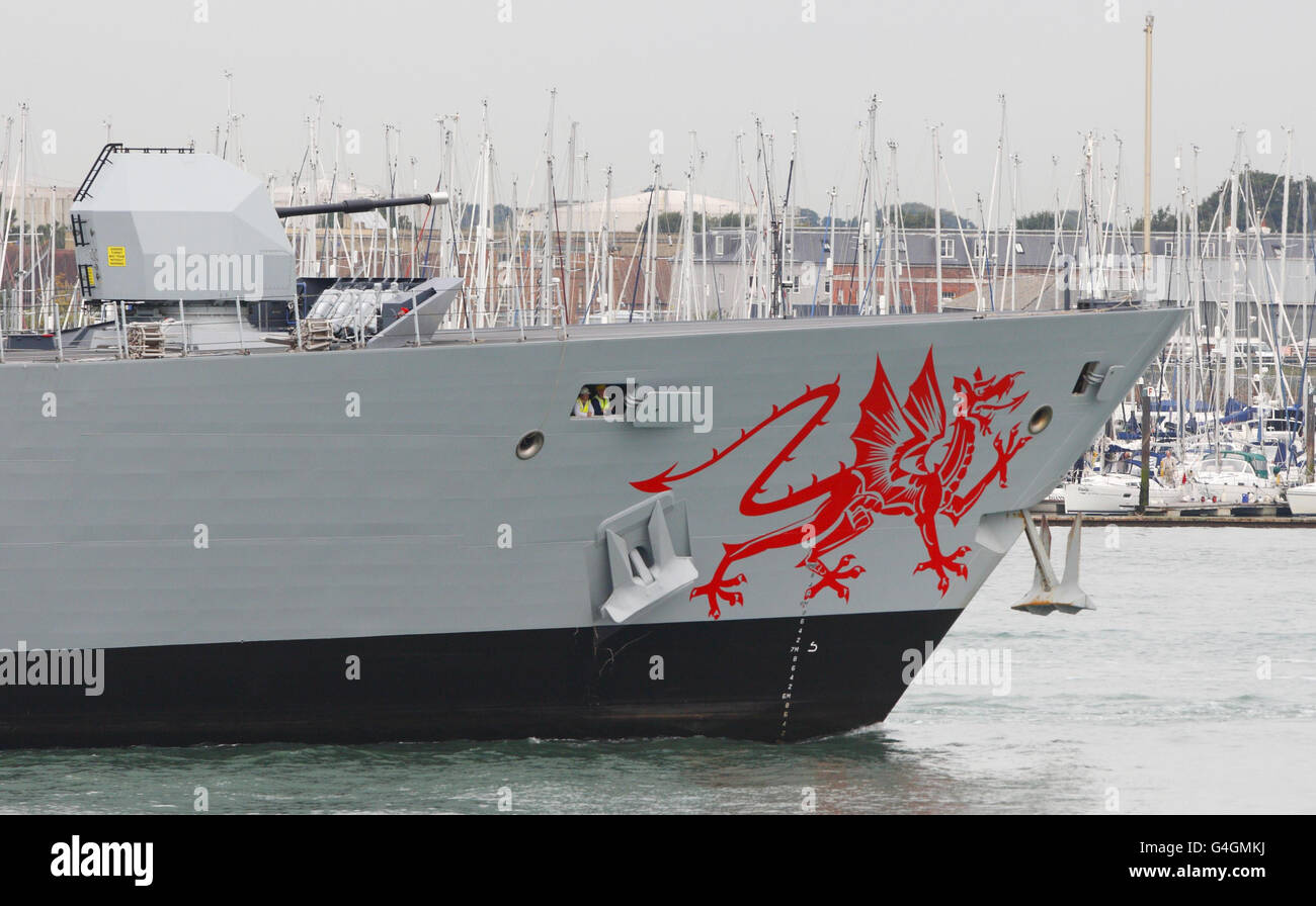 The Royal Navy's newest warship, the Type 45 Destroyer HMS Dragon ...