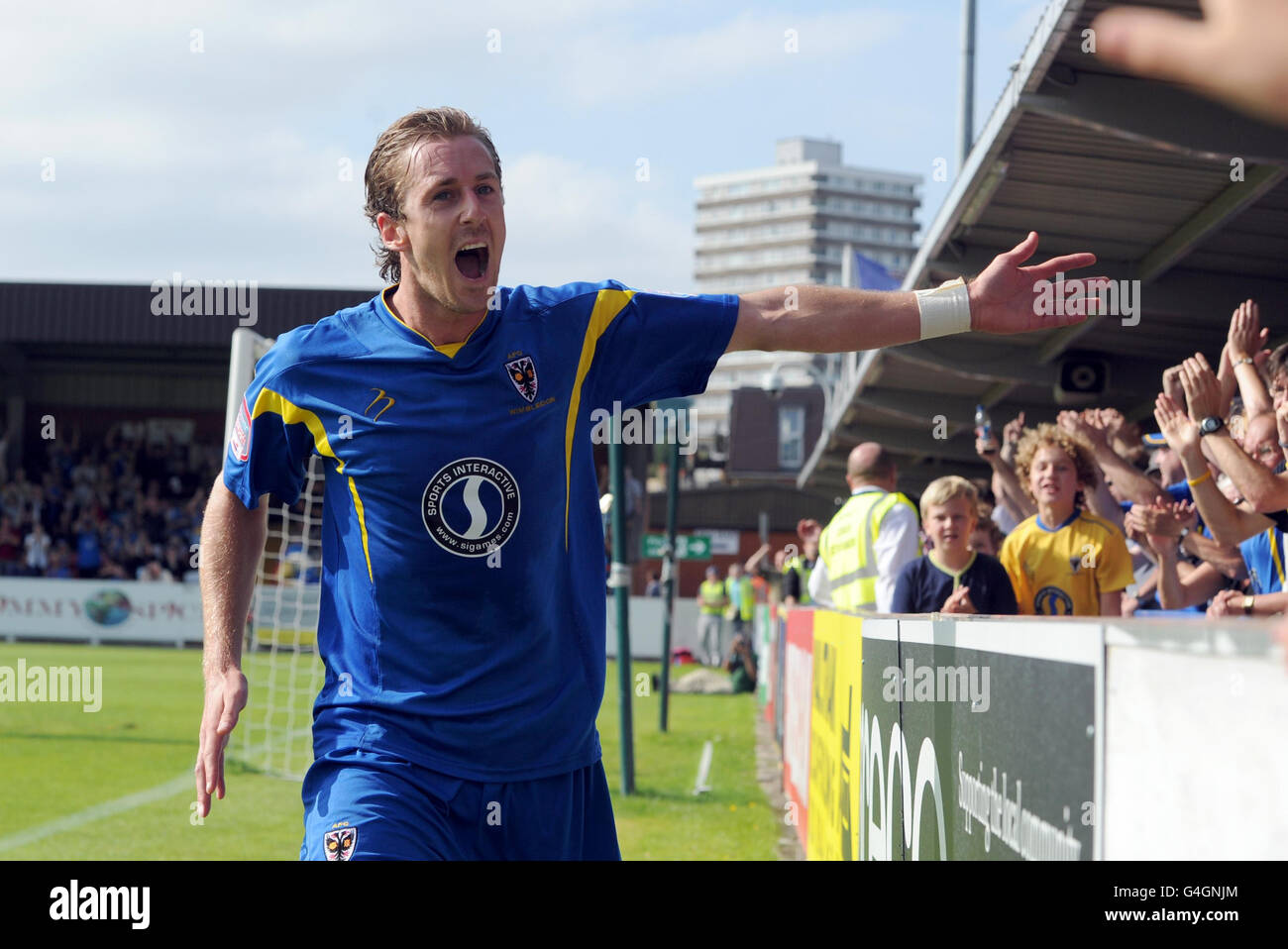 Scoring goal celebrating with fans hi-res stock photography and images ...