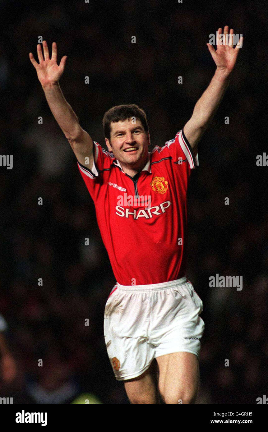 Denis Irwin celebrates after putting Manchester United ahead from the ...