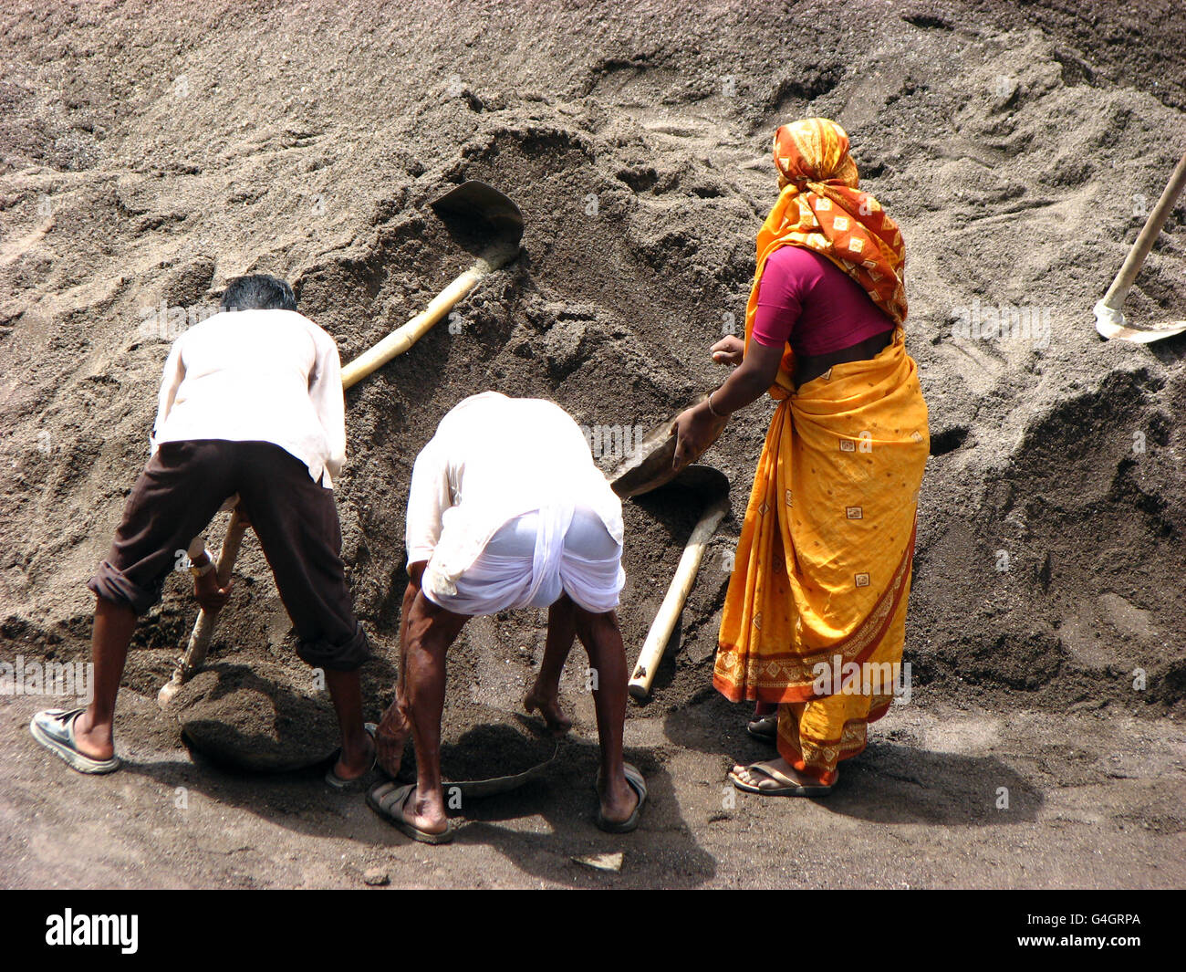 Construction workers in India Stock Photo - Alamy
