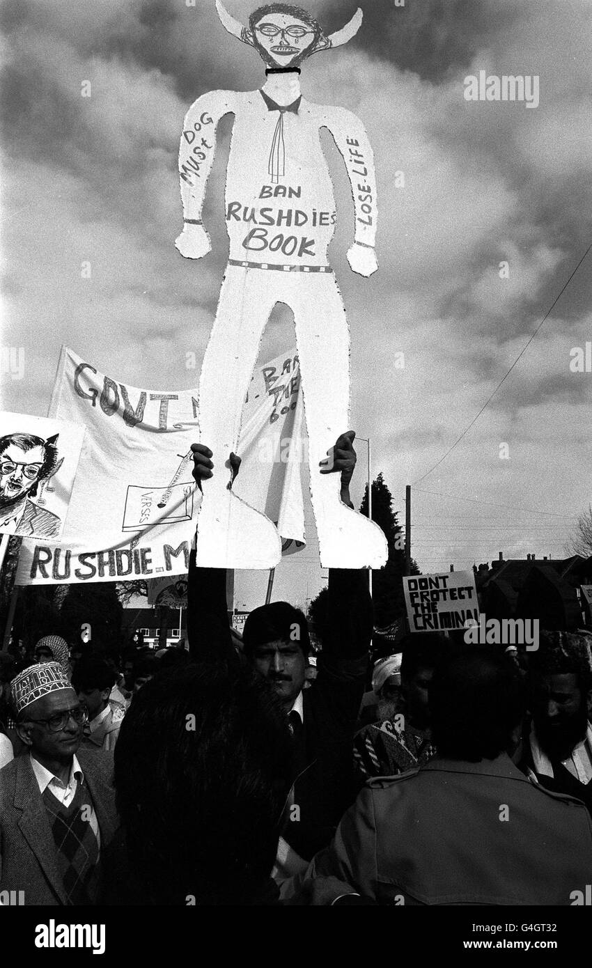 PA NEWS PHOTO MARCH 1989 OVER 2000 MOSLEM PROTESTERS MARCH THROUGH ...