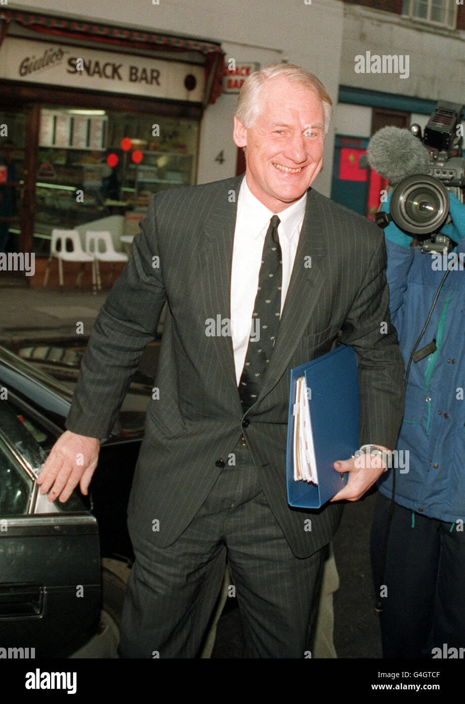 PA NEWS PHOTO 9/2/94 SIR ROBIN BUTLER, CABINET SECRETARY AND HEAD OF ...