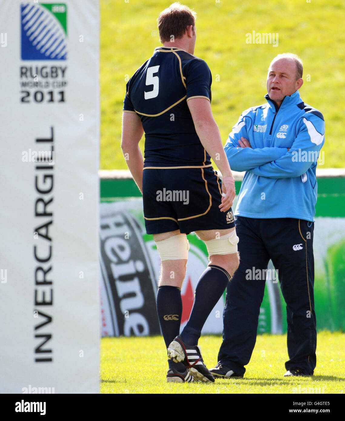 Scotland rugbyu scotland full length speaking mangrr hi-res stock ...