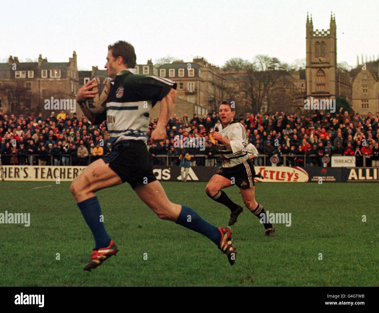 Mike Catt runs for try: Bath rugby Stock Photo - Alamy
