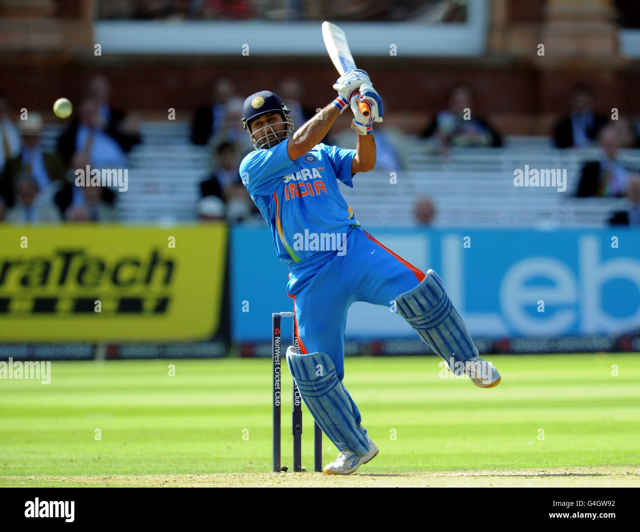 Mahendra singh dhoni batting india hi-res stock photography and images ...