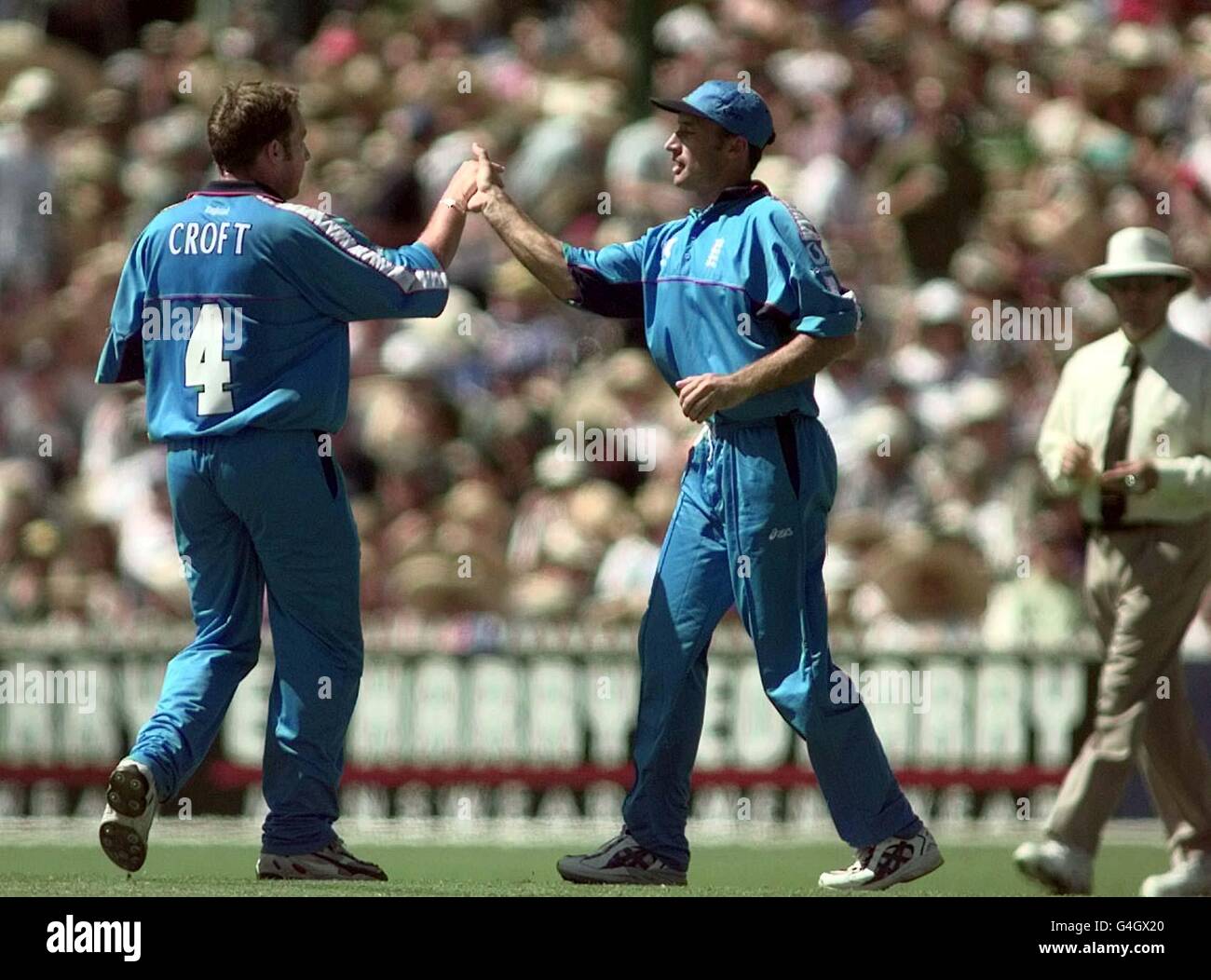 England's Nasser Hussain (R) celebrates with bowler Robert Croft after ...