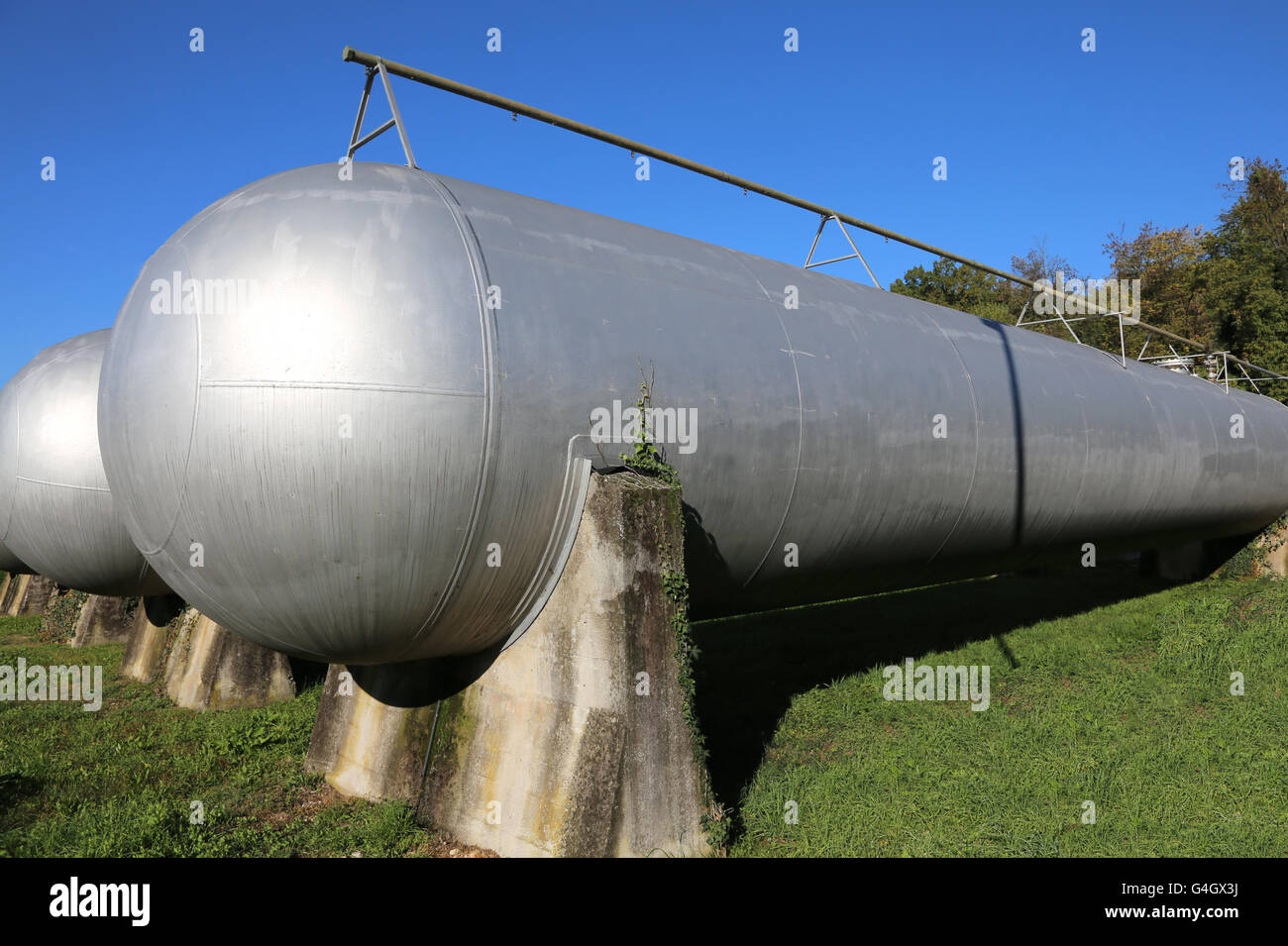 long huge pressure vessel for the storage of natural gas in the fuel ...