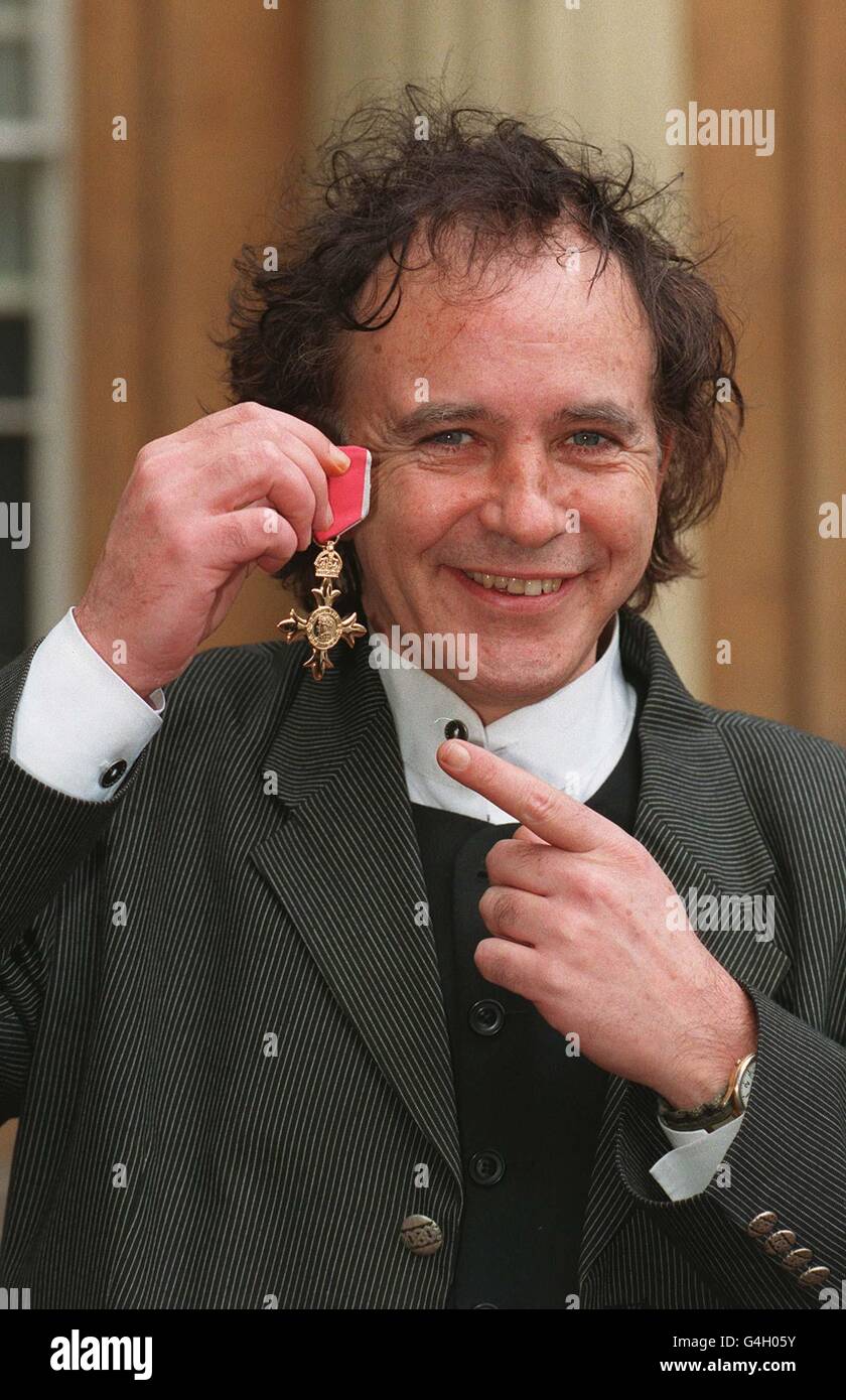 David Essex shows off OBE. Singer David Essex at Buckingham Palace in ...