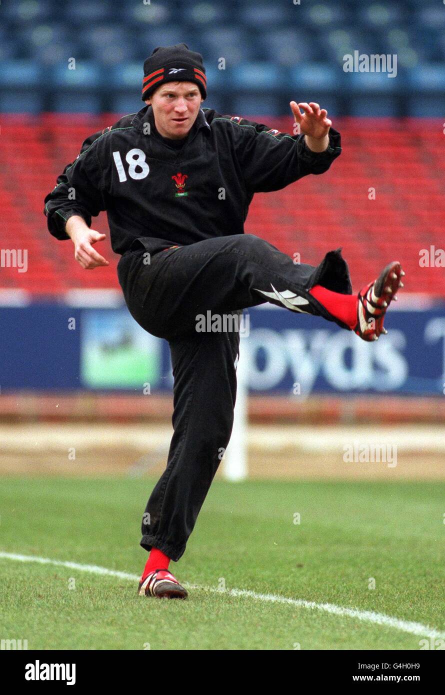 Wales rugby squad training 2 hi-res stock photography and images - Alamy