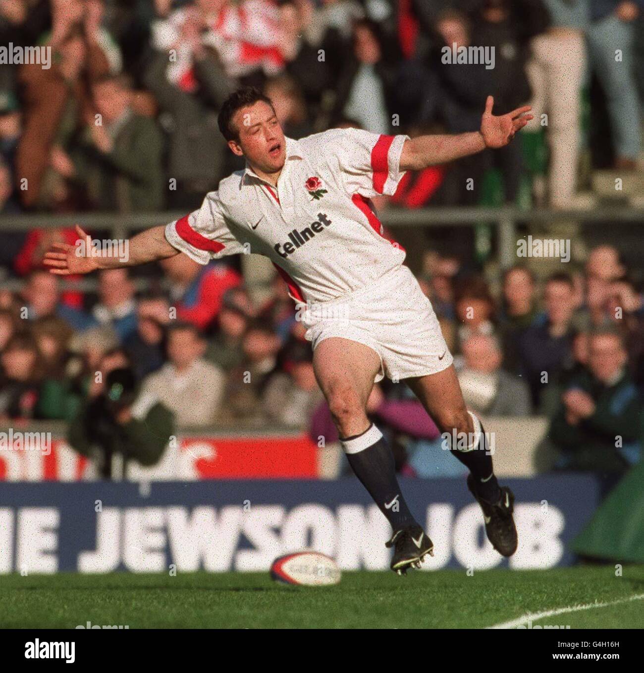 England's Dan Luger scores England's second try during Calcutta Cup ...