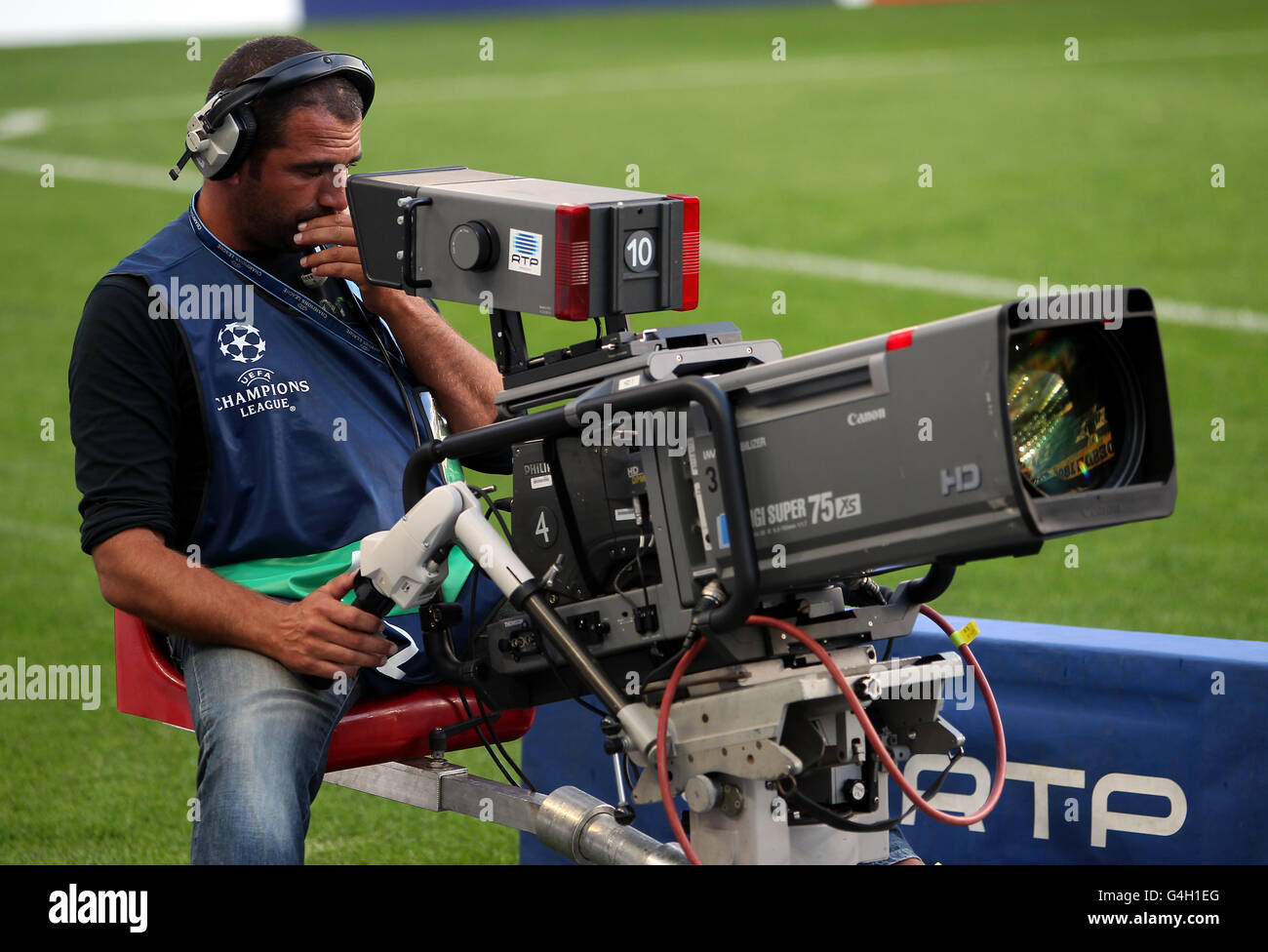 Football cameraman hi-res stock photography and images - Alamy