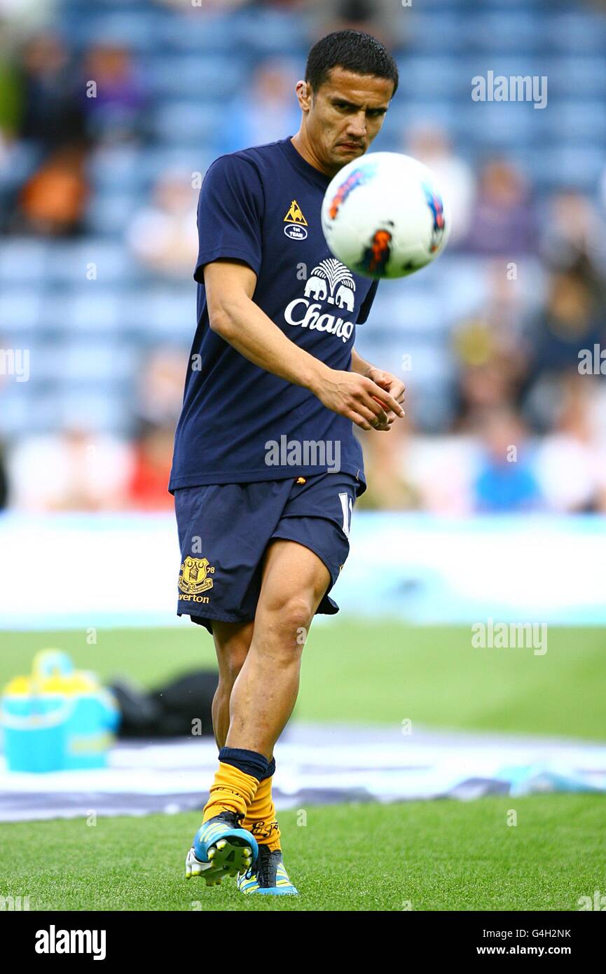 Everton substitute Tim Cahill during the warm-up during the Barclays ...