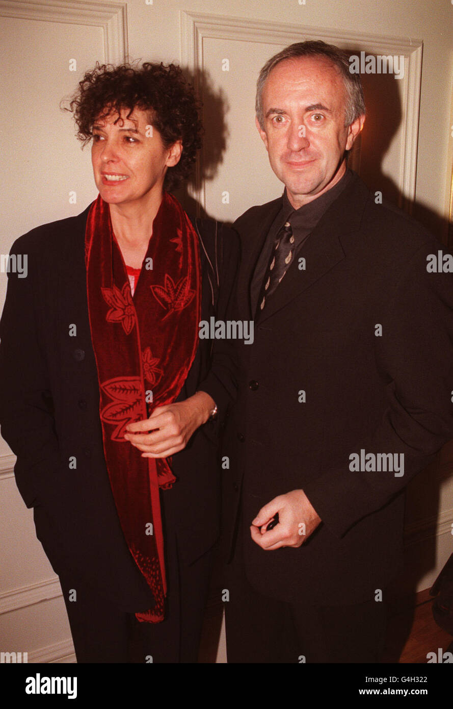 PA NEWS PHOTO 30/11/98 ACTOR JONATHAN PRYCE AT THE SAVOY HOTEL IN ...