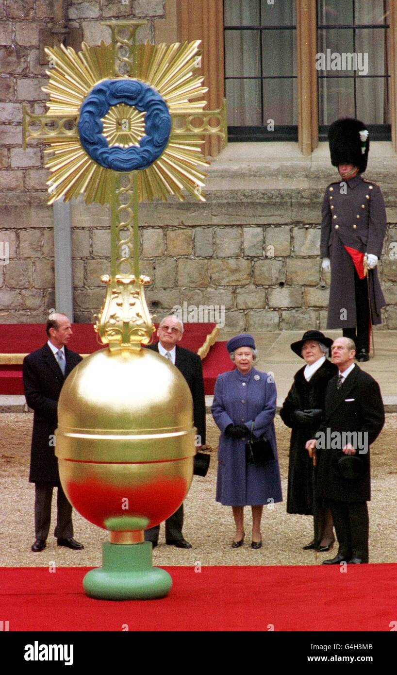 ROYAL Queen/Orb & Cross Stock Photo - Alamy