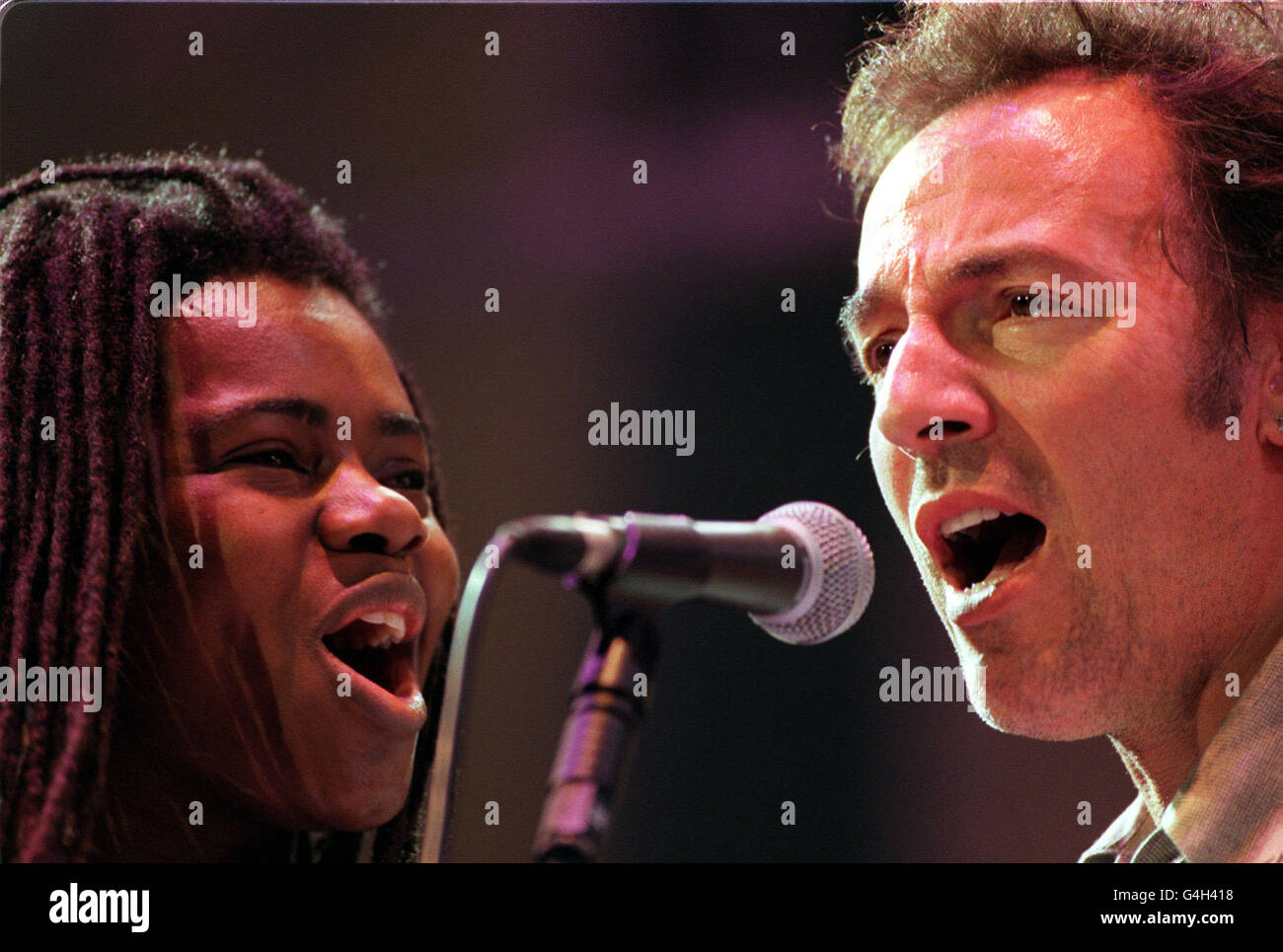 American singers Tracey Chapman and Bruce Springsteen perform at the ...