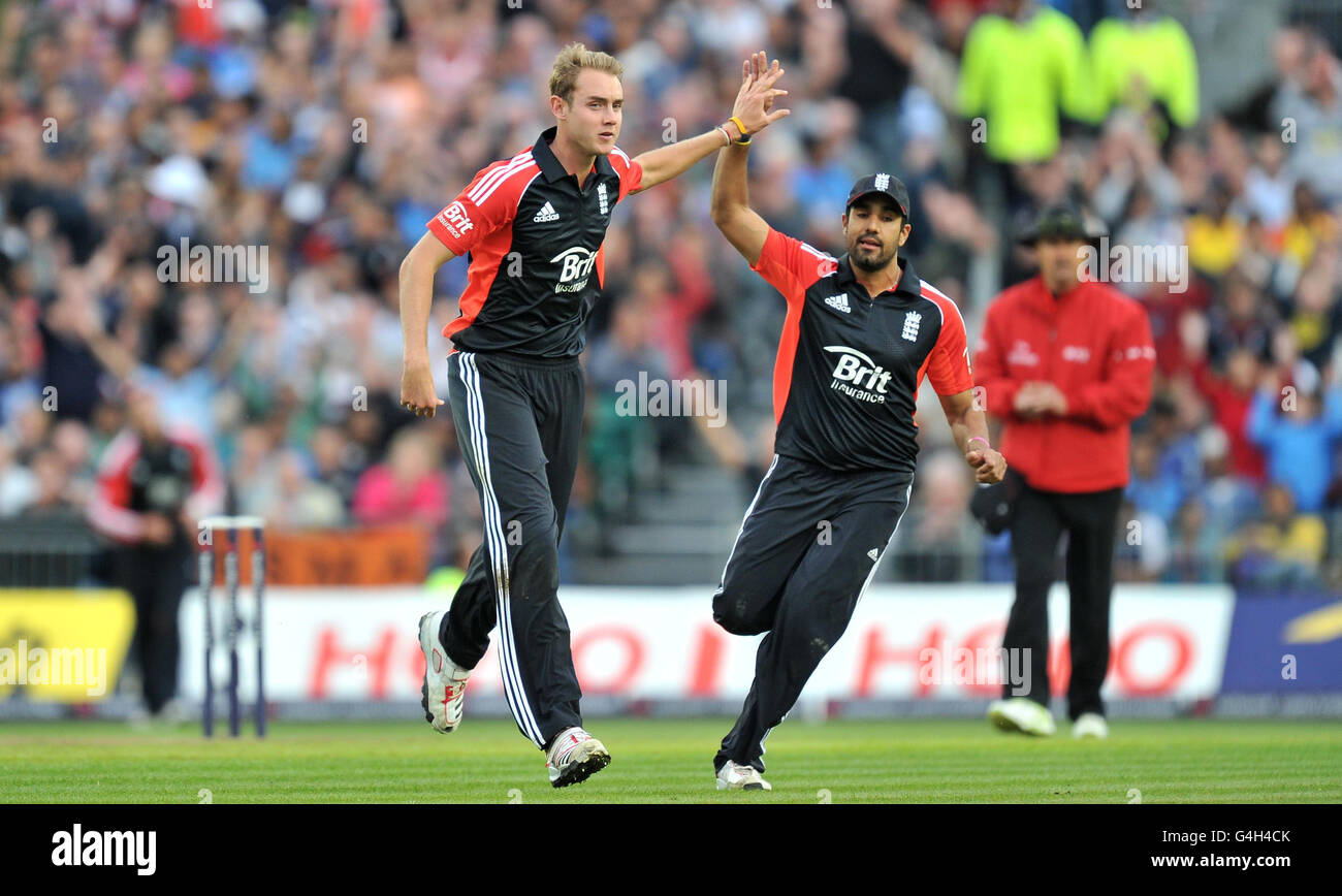 England's Stuart Broad (left) celebrates with Ravi Bopara after taking ...