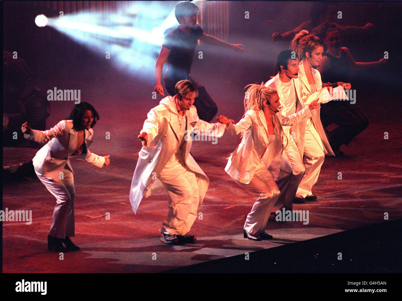 PA NEWS PHOTO 13/12/98 THE BAND STEPS PERFORM ON STAGE AT THE LONDON ...