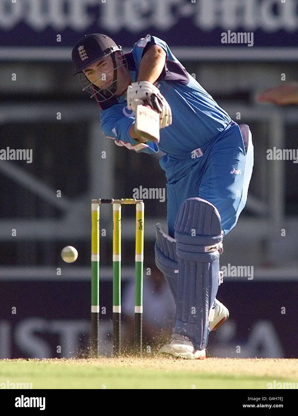 Cricket hollioake batting hi-res stock photography and images - Alamy